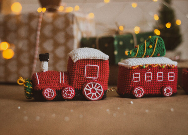 Crochet pattern for Christmas train amigurumi - DailyDoll Shop