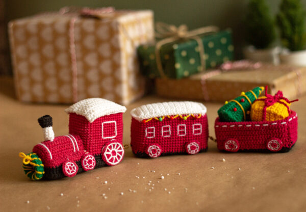 Crochet pattern for Christmas train amigurumi - DailyDoll Shop