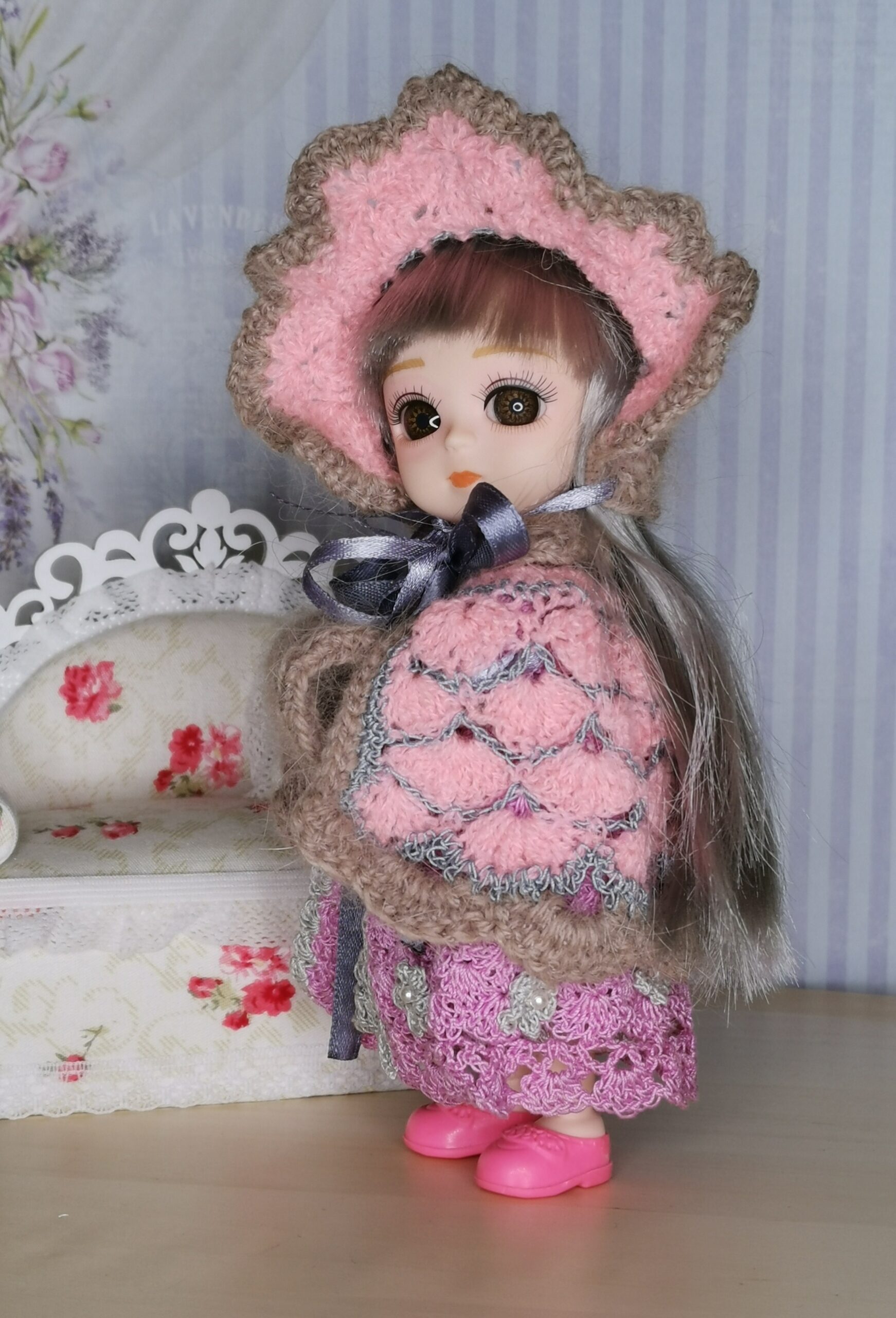 Doll with a set of clothes, articulated doll in a gift box.