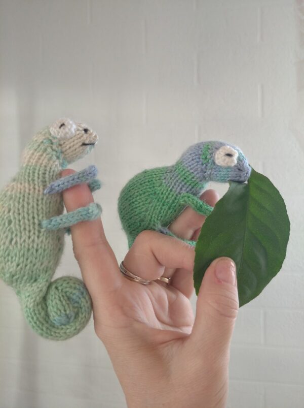 Chameleon knitting pattern. Realistic chameleon. Amigurumi