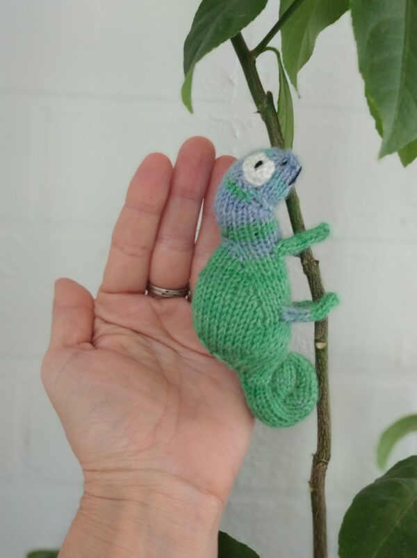 Chameleon knitting pattern. Realistic chameleon. Amigurumi